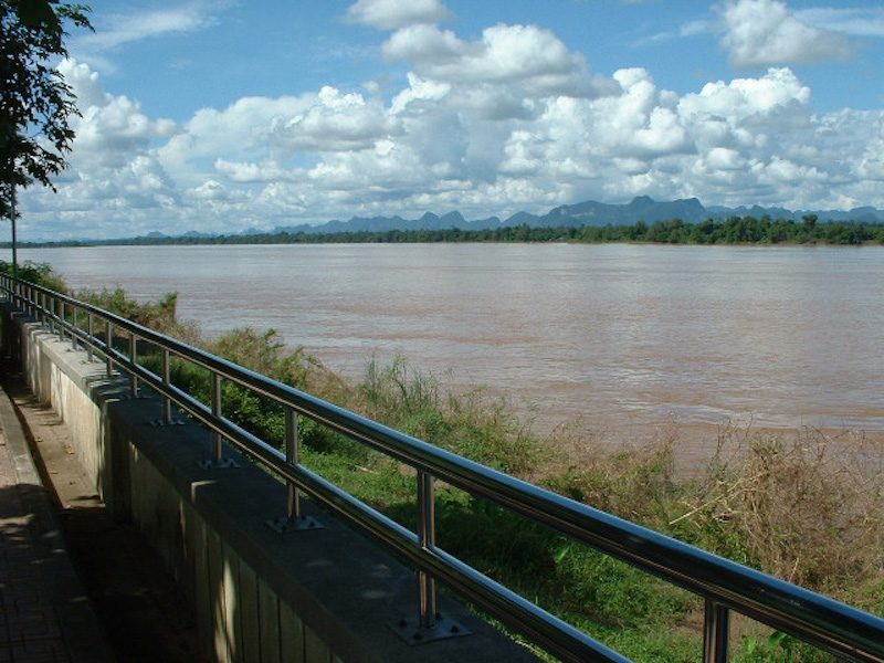 Tourists throng beach on Mekong River - Thailand News